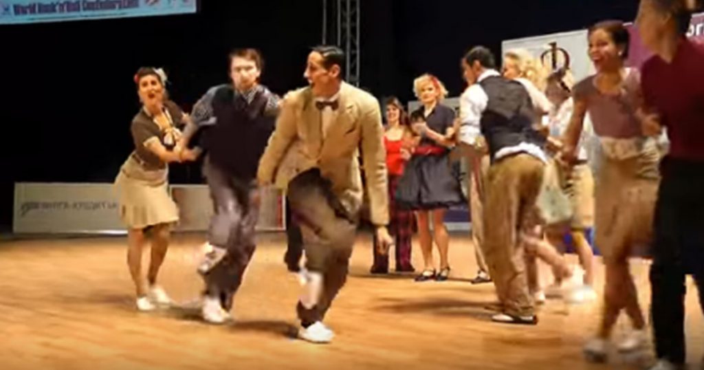 Un couple danse le 'Boogie Woogie' sur scène, mais un homme en chemise ...